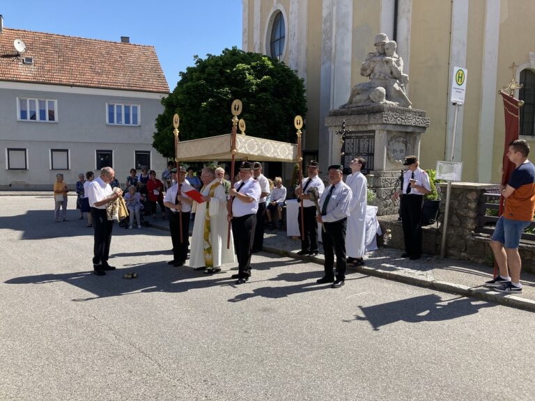 Fronleichnamsfeier der Pfarre Getzersdorf am 19.06.2022 | FF-GETZERSDORF